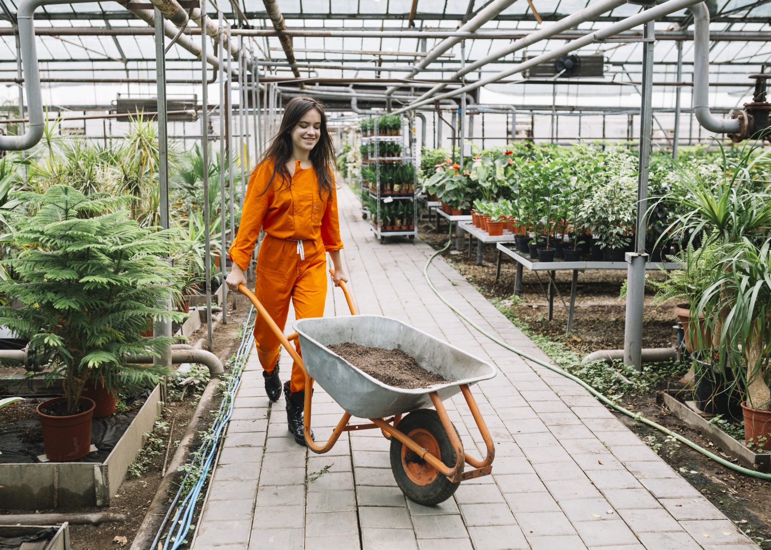 Best Wheelbarrow For Hauling Mulch - FarmTilling
